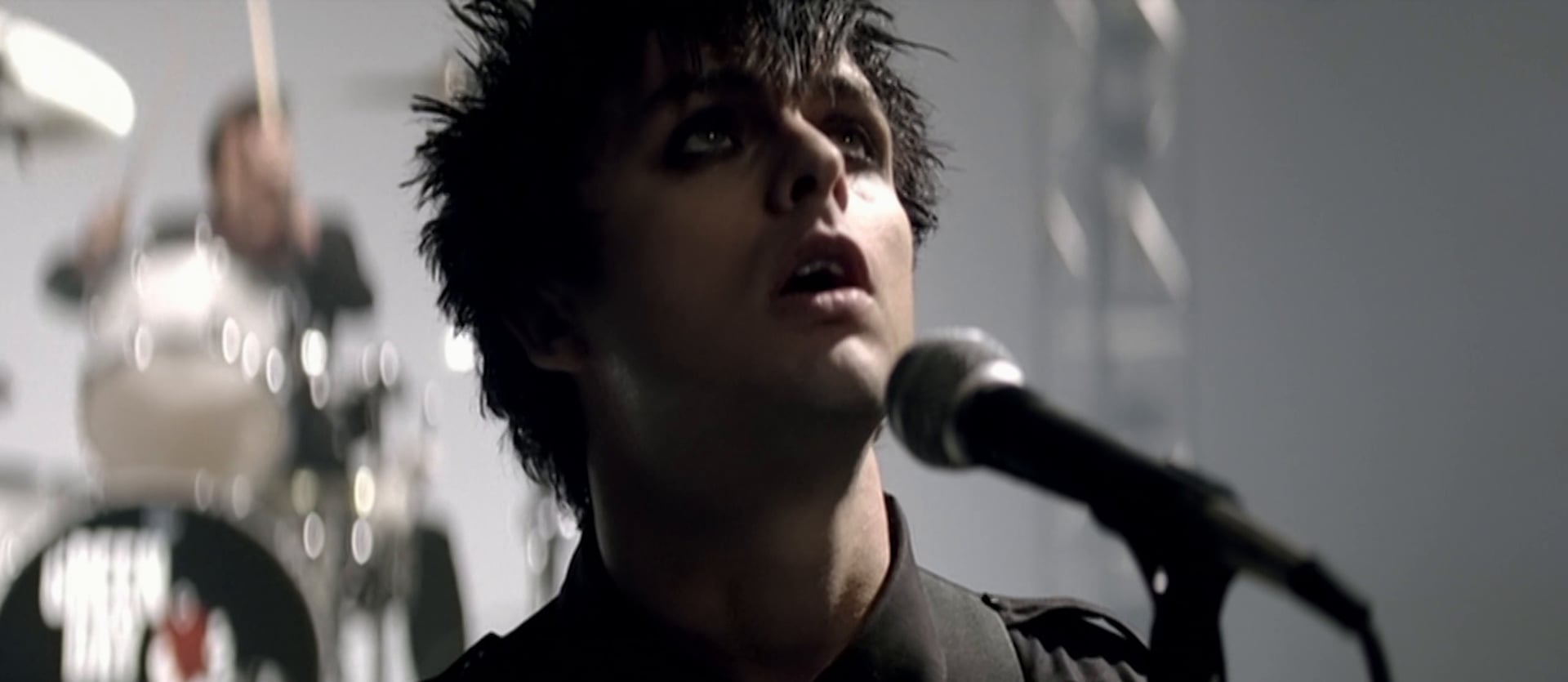 Green Day – Wake Me Up When September Ends - Samuel Bayer